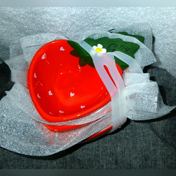 T.J.Maxx | Kitchen | Strawberry Measuring Cups | Poshmark